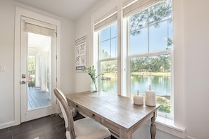 Casa, várias camas (1329 Laurel Grove "Sea Turtle Cottage) | Cozinha privada | Um forno, uma torradeira