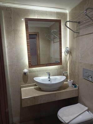 Chuveiro, secador de cabelo, chinelos, toalhas de banho