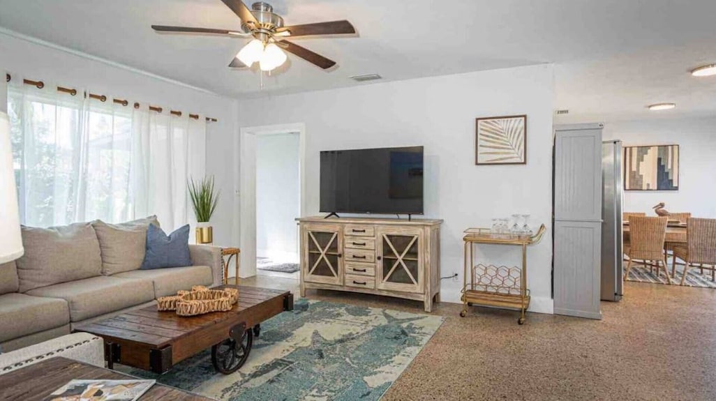 Leisure At Laguna – Hot Tub & Game Room Retreat - 스튜어트