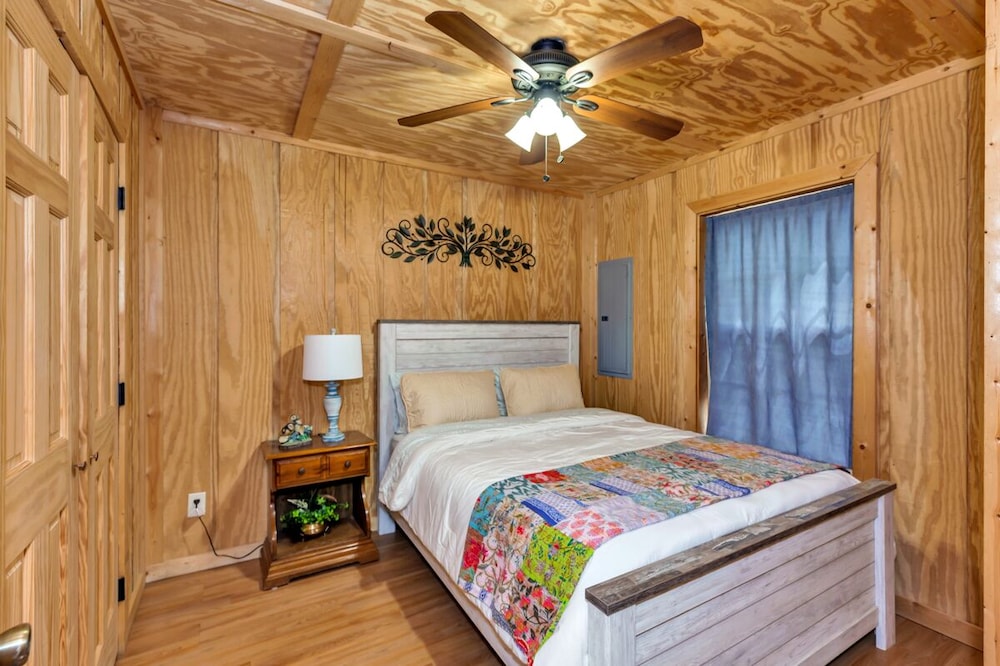 Cabin #1 Fisherman's Landing / Rustic Cabin W/ Covered Boat Shelter Sleeps 5 - Scottsboro, AL