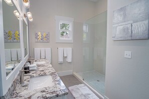 Casa (3 Bedrooms) | Casa de banho | Uma combinação polibã/banheira, toalhas fornecidas 