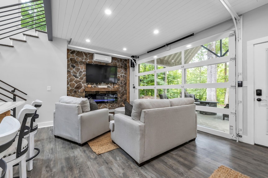 Luxury Barn Chalet. 2 Bedrooms, Firepit, Bbq, Loft, Trails, Ponds, Park - Cleveland, TN