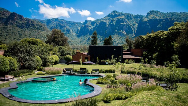 Piscina externa, funciona das 8h às 20h, guarda-sóis