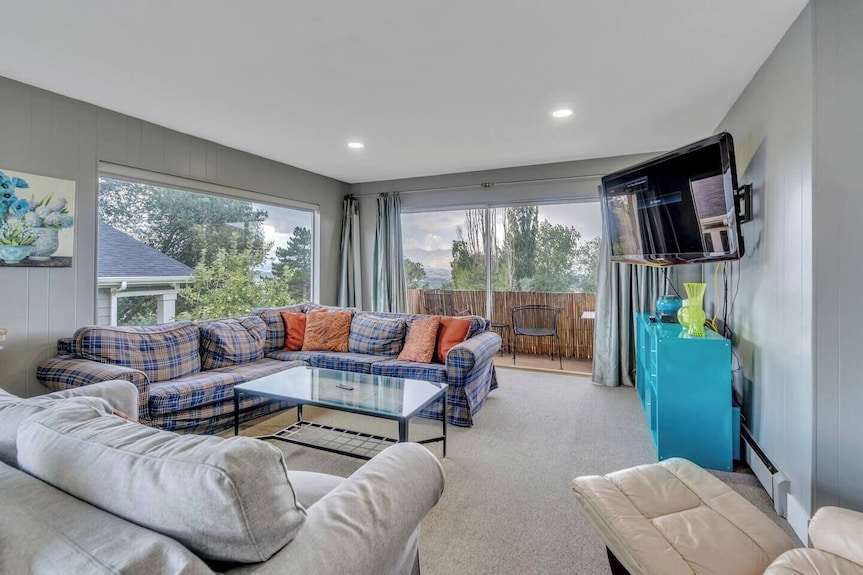 This Duplex Is A 8 Bedroom(s), 4 Bathrooms, Located In Salt Lake City, Ut. - Salt Lake City, UT