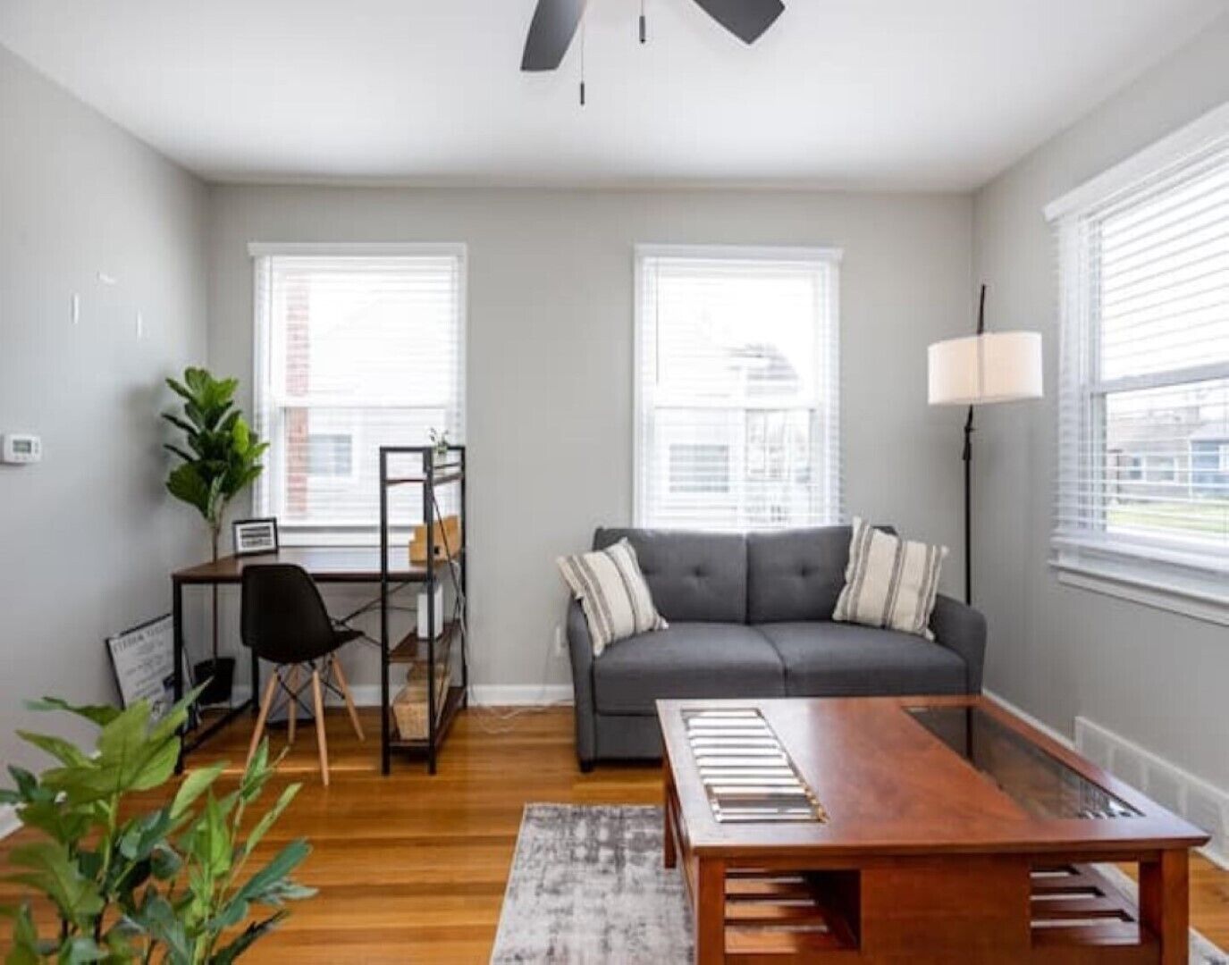 Great Speedway Location With Huge Garage. 1-2 Blocks From Lot 2 Entrance To Ims - Mars Hill, IN