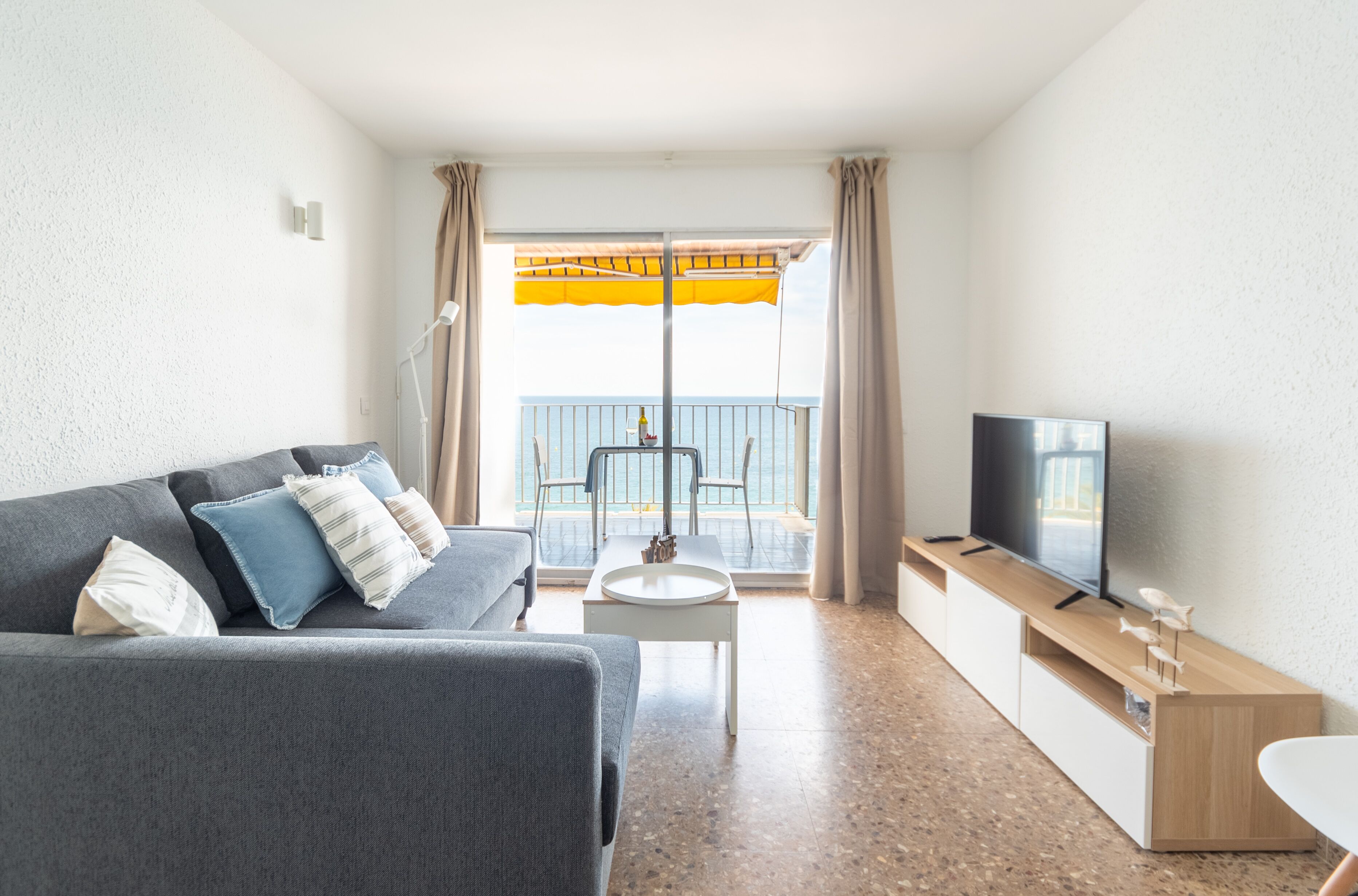 Apartamento Amplio, Con Vistas, Luminoso, Recién Renovado Y A Pie De Playa  !!!! - Lloret de Mar