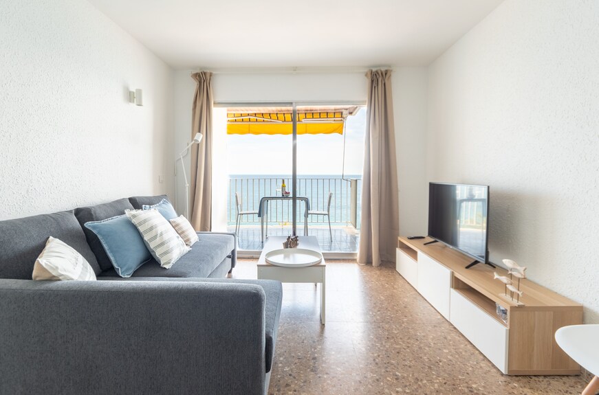 Apartamento Amplio, Con Vistas, Luminoso, Recién Renovado Y A Pie De Playa !!!! - Lloret de Mar