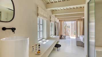Cretan Living Suite | Casa de banho | Um polibã, um chuveiro fixo, produtos de higiene exclusivos