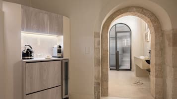 The Azade Residence | Kitchenette privada | Uma máquina de café expresso, uma chaleira elétrica