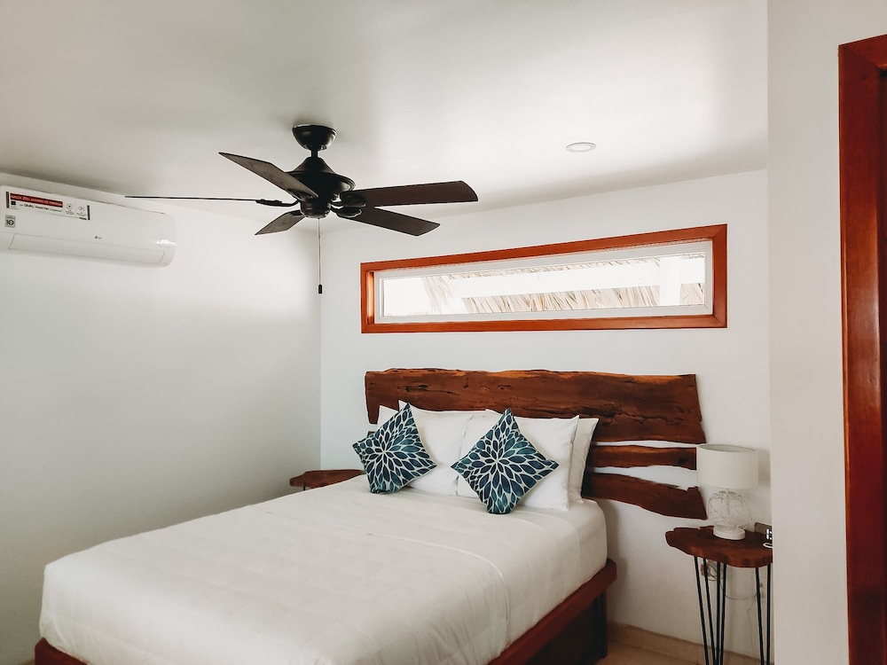 Beach Front One Bedroom Villa Salty Seahorse - Placencia