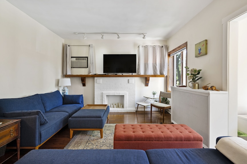 100 Yr. Old Chicago Brick Craftsman With Yard, Near Beach And Loyola! - Evanston, IL