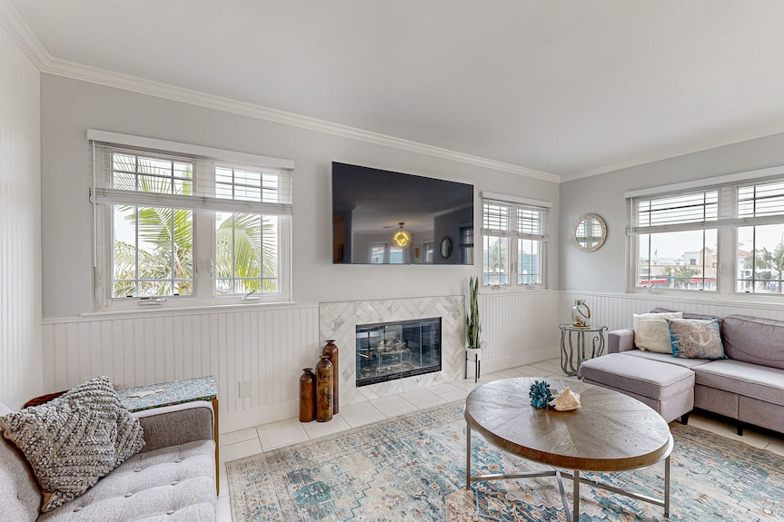 Redesigned All-suite Retreat Steps From Beach With Fireplace & Ac - Newport Beach, CA