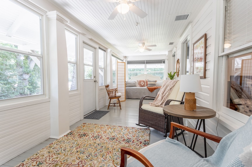 The White House - Remodeled Quaint Home With Spacious Yard - 2.5 Miles From Uf - Gainesville, FL