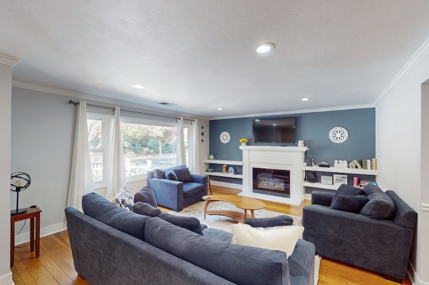 Quiet & Charming Wine Country Home W/ Stylish Updates & Large Backyard - Santa Rosa