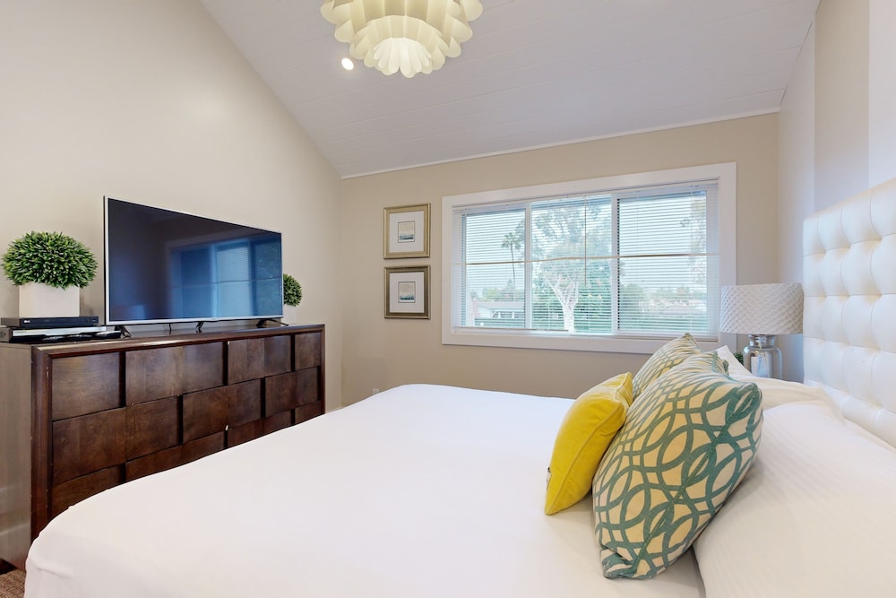 Colorful & Contemporary Condo With Patio & Washer/dryer - Watch The Fireworks - Anaheim, CA