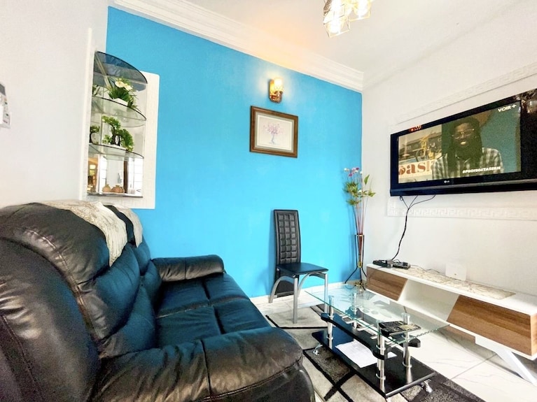 1 Bed Studio Sleeps 2 - Canal Views, Balcony, Wifi - Douala