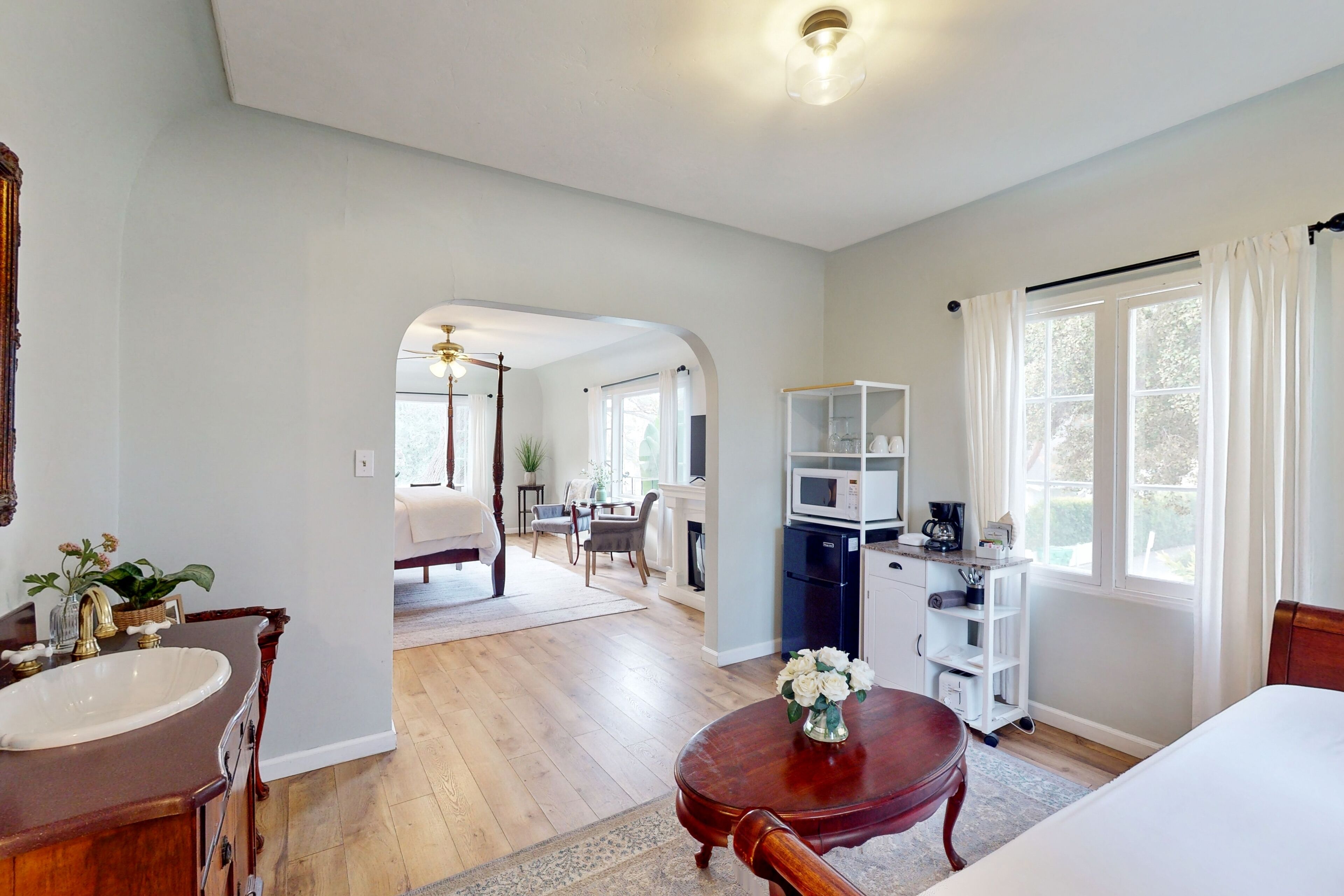 Classic Beach Suite 1 Block To Ocean - Fireplace, Lovely Patio, Near Downtown - Montecito, CA