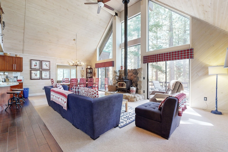 New Listing! Modern W/ Pool & Private Garage 4 Bedroom Home - 特拉基