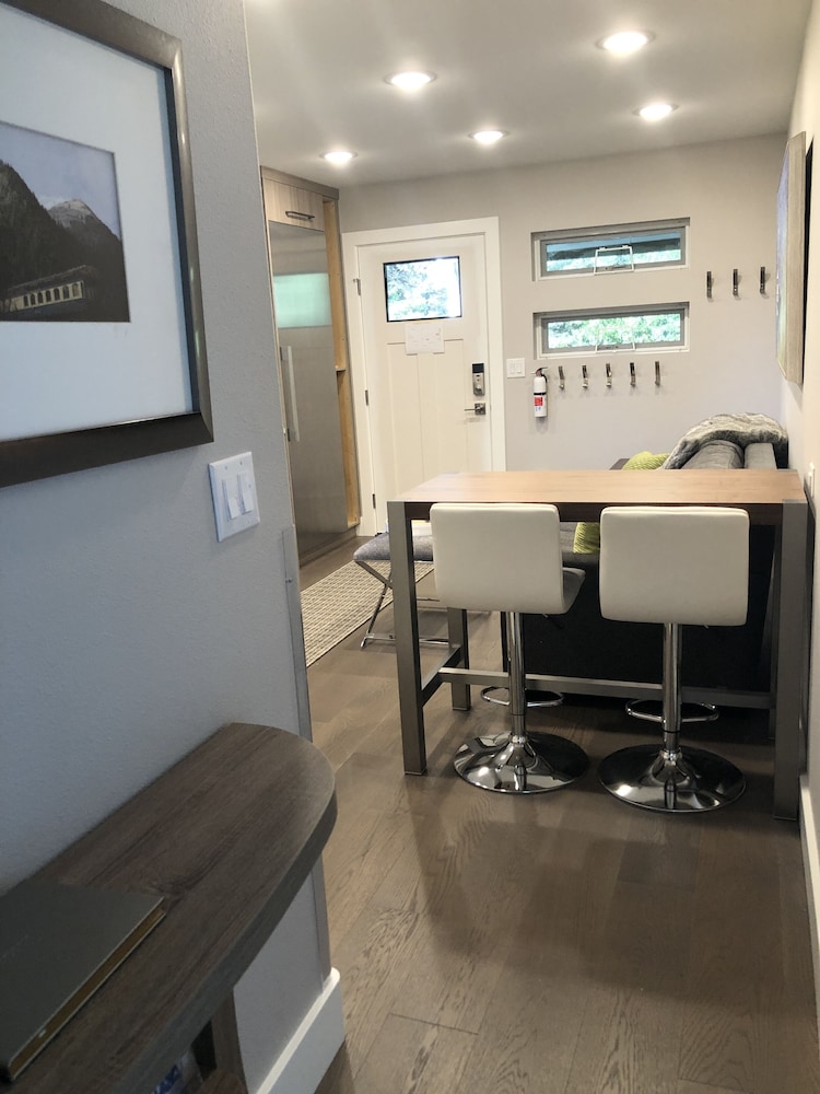 Gorgeous New, 1 Bd Luxury Apt, Offering Stunning Views Of The Mountains And Bay - Seward, AK