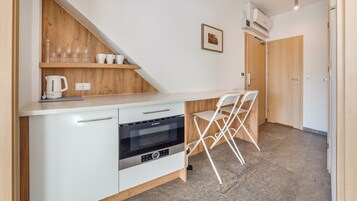 Apartamento (33) | Kitchenette privada | Um frigorífico, uma chaleira elétrica, utensílios de cozinha 