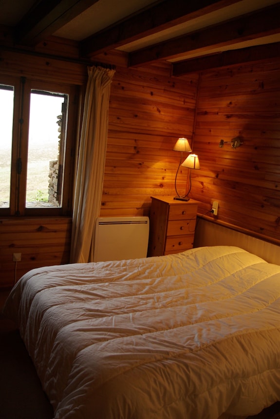 Large Chalet On Piste In A Small Pyrenean Ski Resort - Ariège
