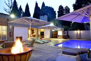 Piscina externa, guarda-sóis, espreguiçadeiras
