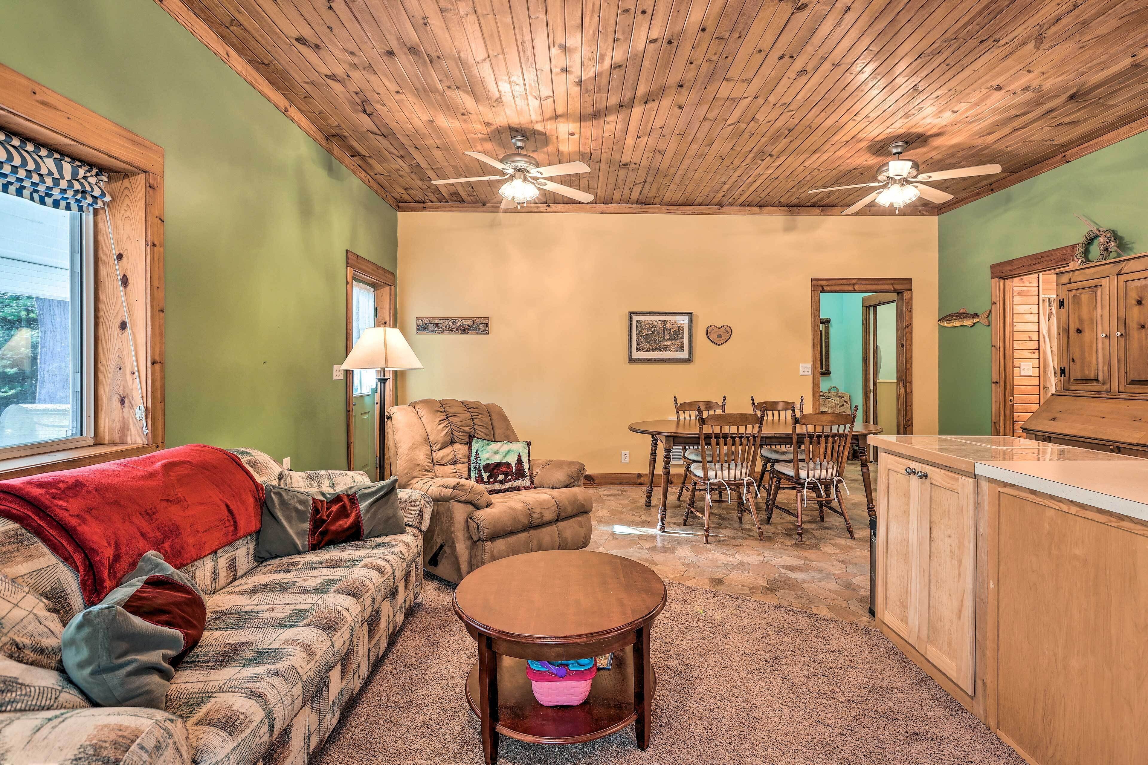 Secluded Bear Lake Getaway W/ Fire Pit & Porch! - Bear Lake, MI