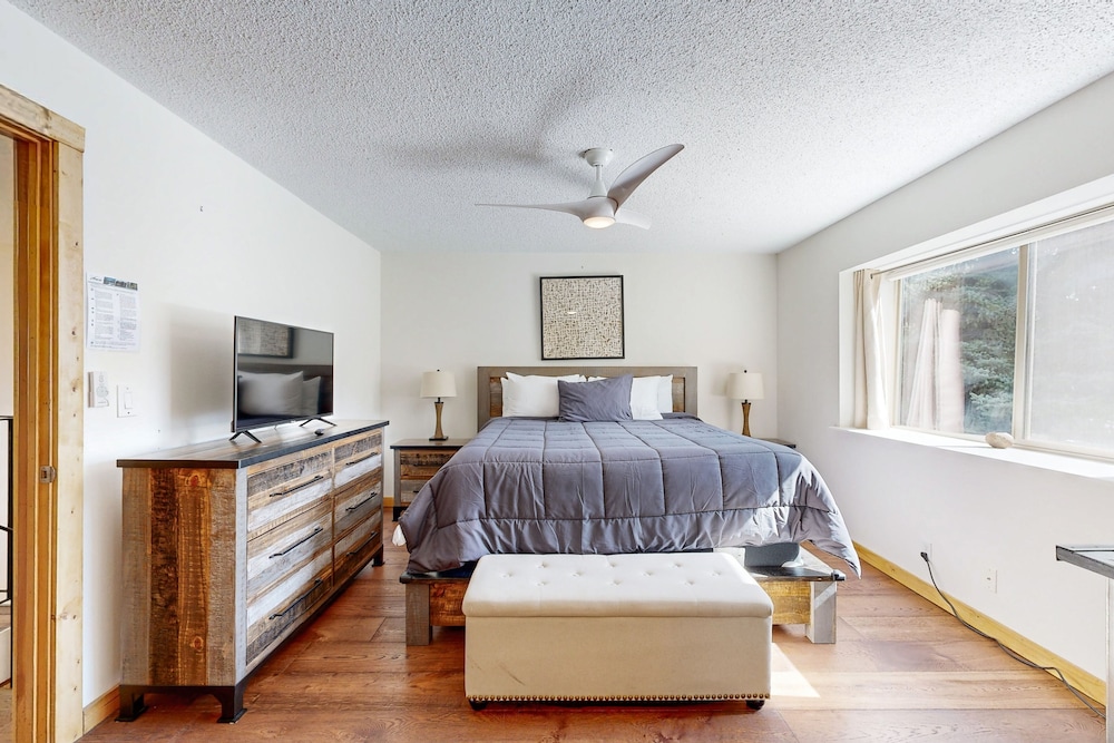 Remodeled Lake Tahoe Beach Condo | Pools, Tennis & Deck | Near Ski Resorts - Lake Tahoe
