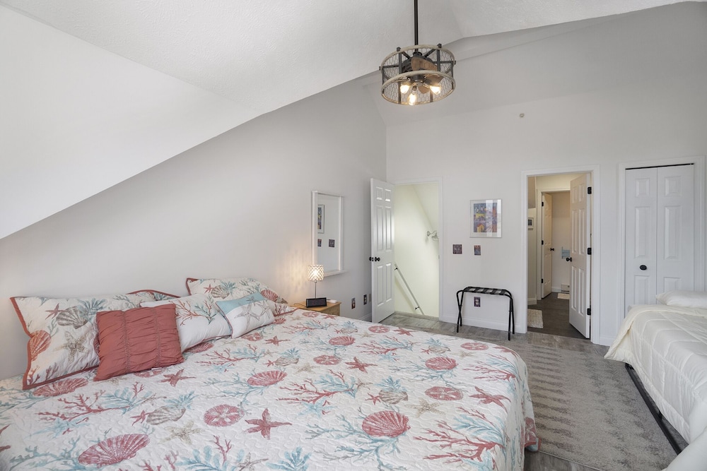 Updated, Lk Mi View - Pet Friendly! - Manistee, MI
