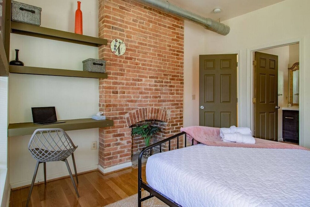 Colorful & Quirky 2-br Loft W/private Deck | Mica, Jh & Ummc - Baltimore