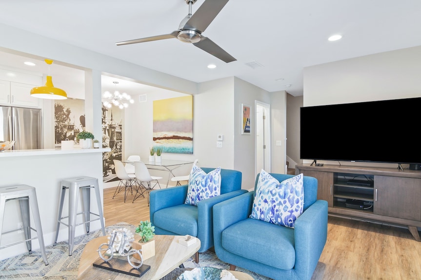 Newly Renovated Condo, Closest Walk To Theme Parks - Pools & Hot Tub On-site - Anaheim