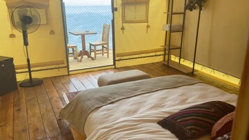 Quarto casal econômico | Frigobar, escrivaninha, espaço de trabalho para notebook