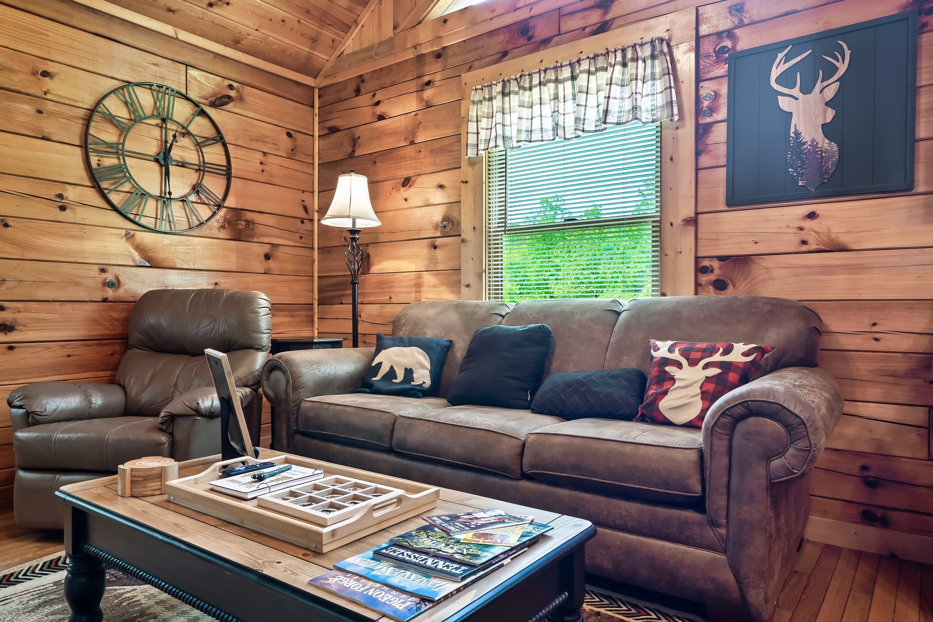 New Hot Tub! - 1 Mile To Parkway! - King Bed - Great Location! - Pigeon Forge, TN