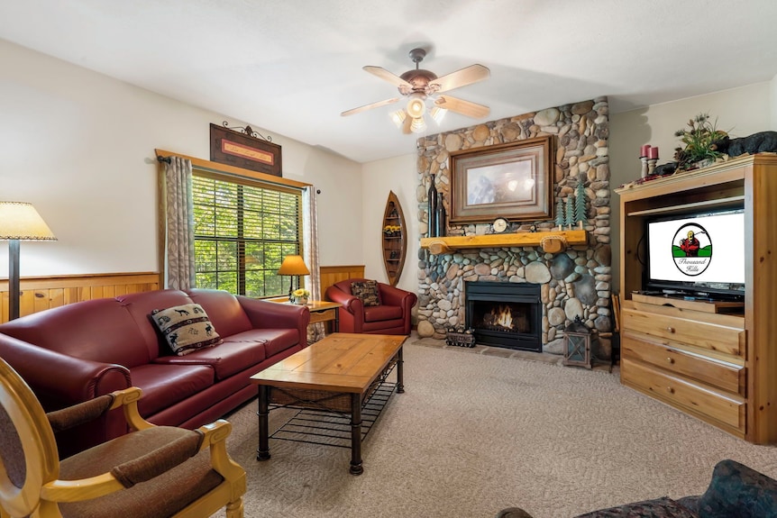 Spacious Cedar Cabin Near Branson Attractions Sleeps 10 - Branson, MO