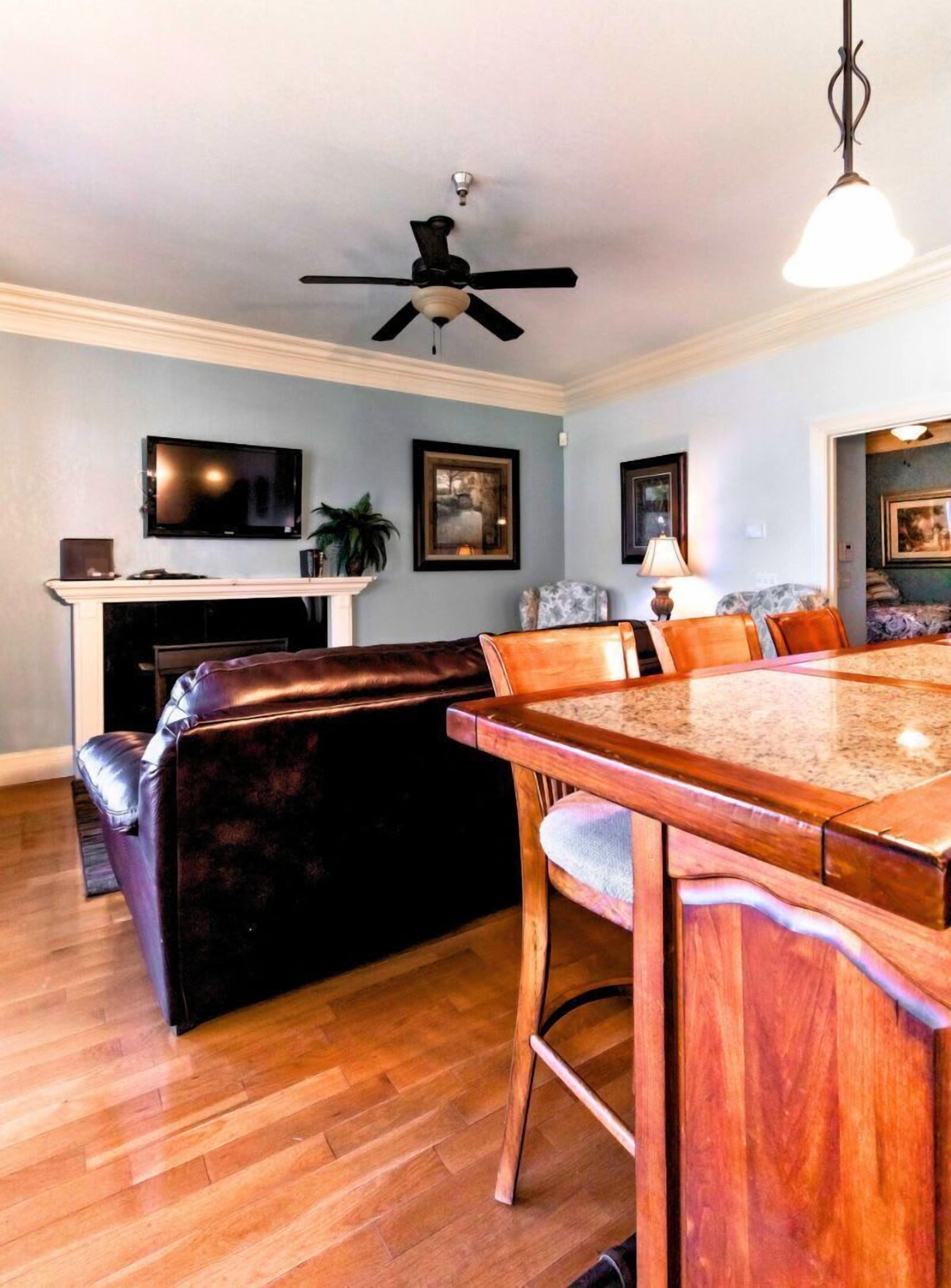 Relaxing Cabin Getaway, Sleep 4・hot Tub・grill・deck - Pigeon Forge, TN