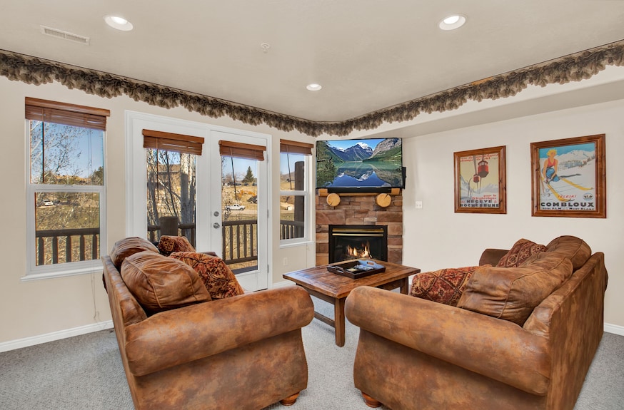 Two Level Condo With Gourmet Kitchen, Upstairs Remodel, And Outdoor Wonderland. - Utah