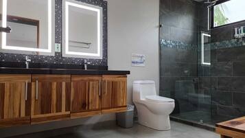 Apartamento standard | Banheiro | Banheira, secador de cabelo (mediante solicitação), toalhas de banho