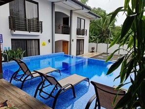Piscina externa, funciona das 8h às 21h, espreguiçadeiras