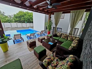 Piscina externa, funciona das 8h às 21h, espreguiçadeiras
