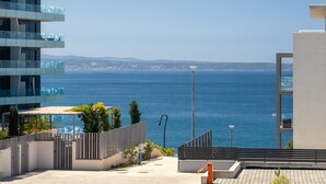 Um edifício moderno com vista para o mar.