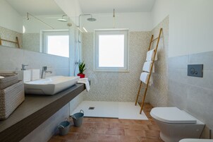 Quarto luxo, vista para a piscina | Banheiro | Chuveiro, chuveiro com efeito de chuva, secador de cabelo