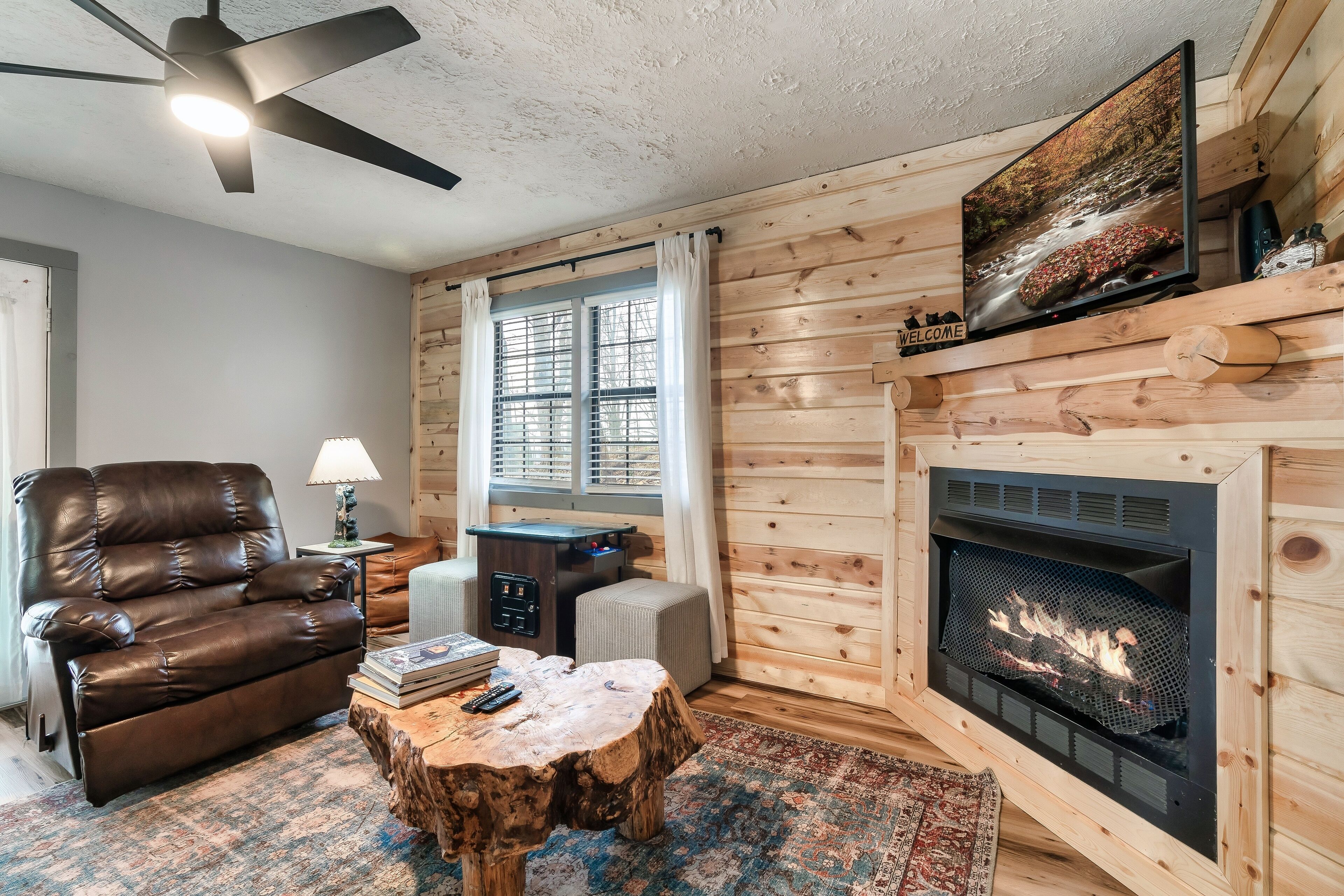 Stunning Views W/hot Tub, Arcade Games & Extended Deck - Gatlinburg, TN