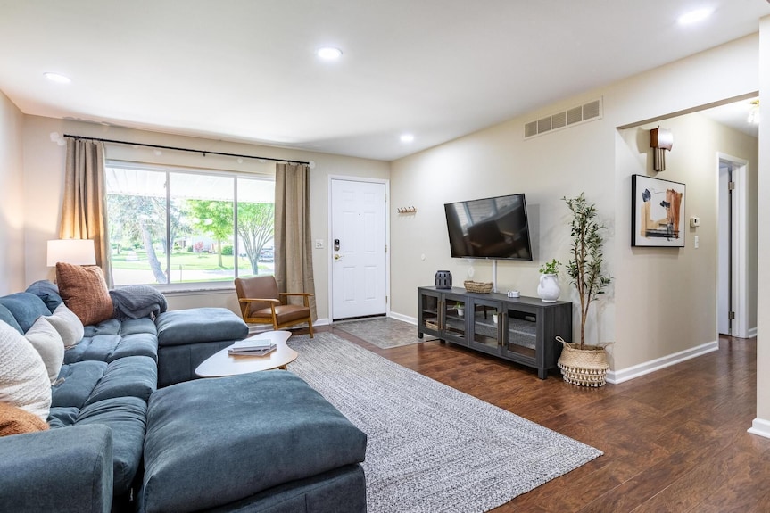 Spacious, Elegant Home W/ Cozy Backyard! - Auburn Hills, MI
