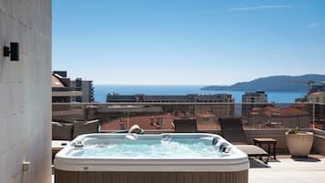 Apartamento presidencial, vista para o mar | Banheira de hidromassagem particular