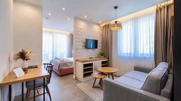 Quarto família, 1 cama Queen e sofá-cama | Área de estar | TV LCD 32 polegadas com canais a cabo, TV