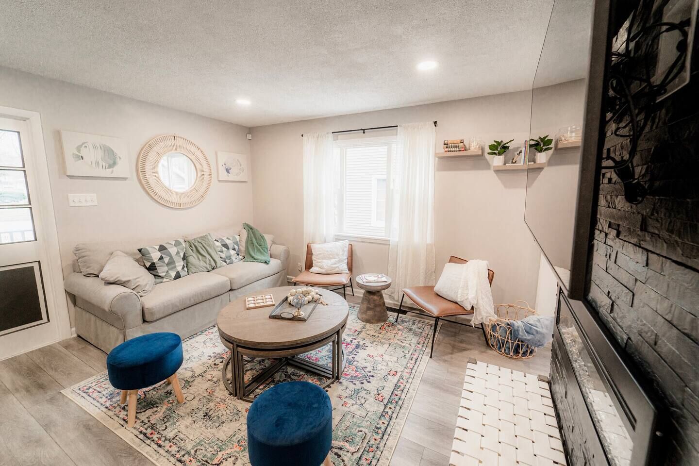 Cherry Door Cottage -Enclosed Backyard, Walk Downtown, Hot Tub! - South Haven, MI