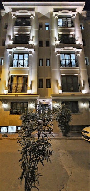 Fachada do alojamento (tarde/noite)