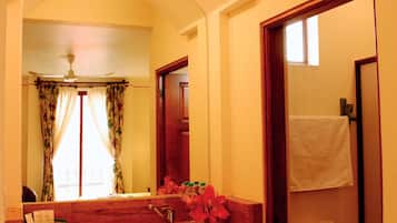 Quarto casal tradicional, várias camas | Banheiro | Banheira, secador de cabelo (mediante solicitação), toalhas de banho