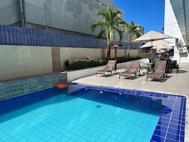 Piscina exterior, espreguiçadeiras