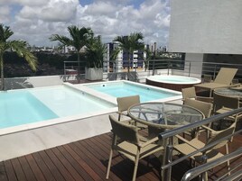 2 piscinas externas, guarda-sóis, espreguiçadeiras